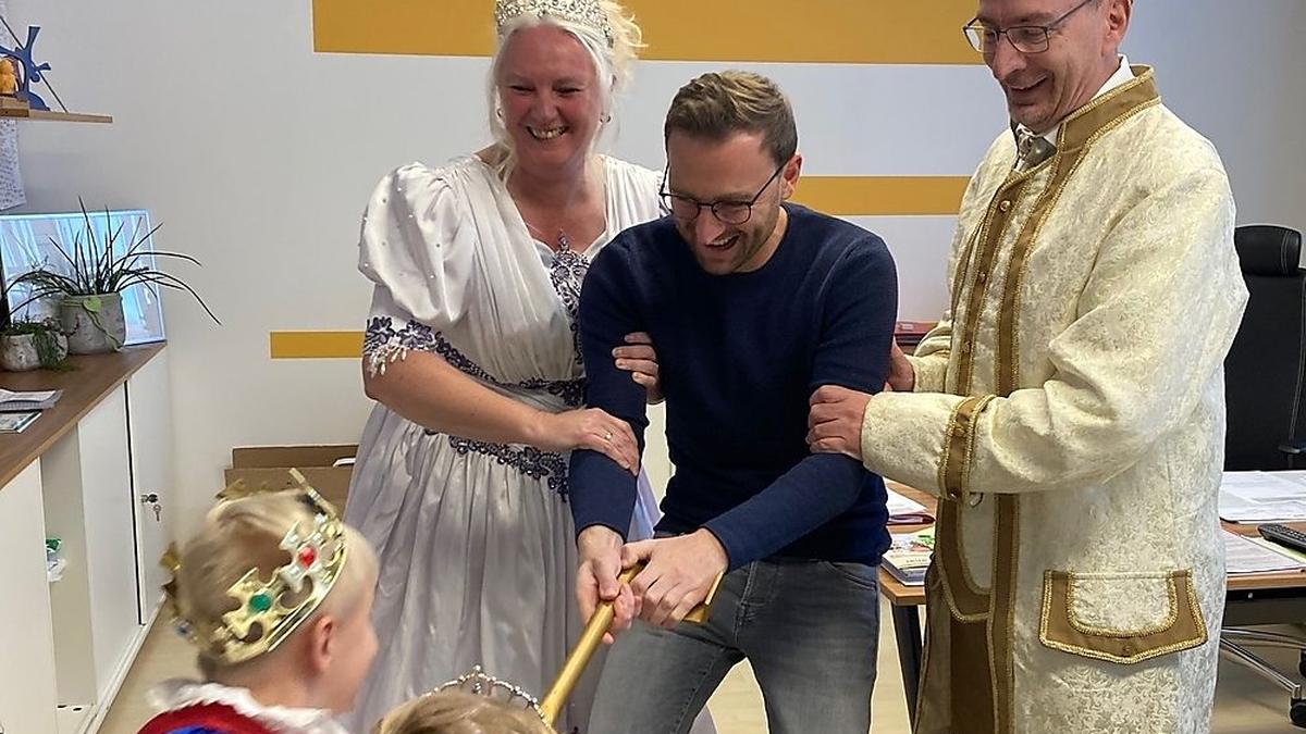 Faschingsbeginn: Die Narren stürmten das Rathaus in St. Barbara