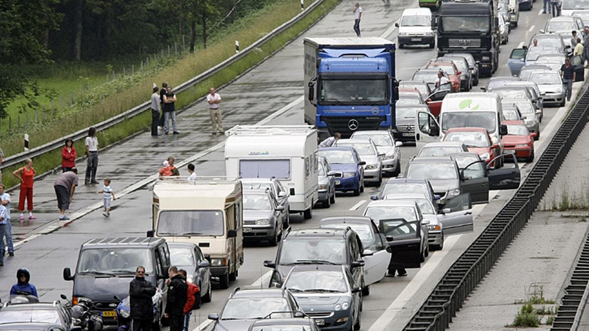 Autofahrerclubs für Freigabe der Pannenstreifen