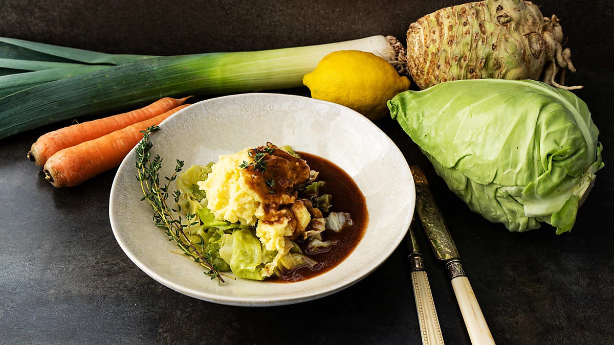 Rezepttipp: Mit Raffinésse: Erdäpfelpüree auf Spitzkraut mit Rotweinjus