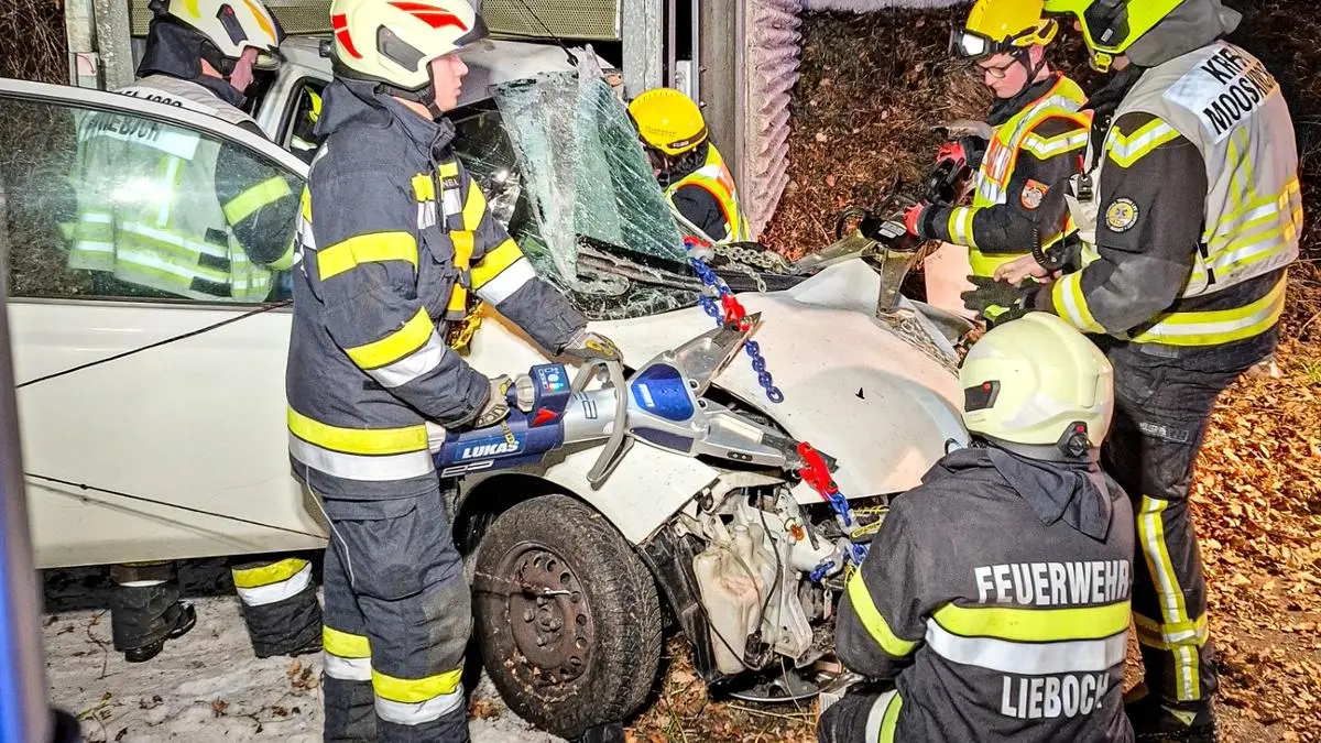 Bei Mooskirchen: Schwerer Unfall auf A2: 20-Jährige musste aus Pkw ...