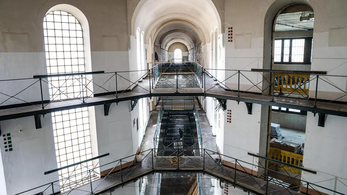 Nicht nur Drogen: Justizwachebeamtin soll auch Potenzmittel in ...