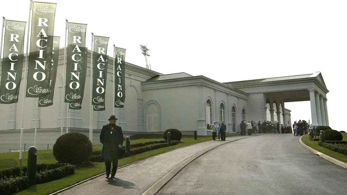 Wurde 2004 von Frank Stronach eröffnet: Neo-Eigentümer: Irischer ...