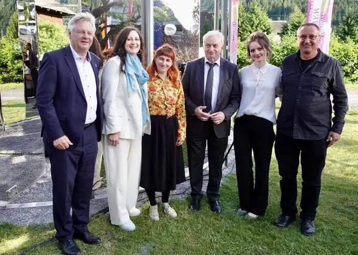 Kuppel fand Platz im Gailtal: Ein Denkmal aus Spiegeln für Ingeborg ...