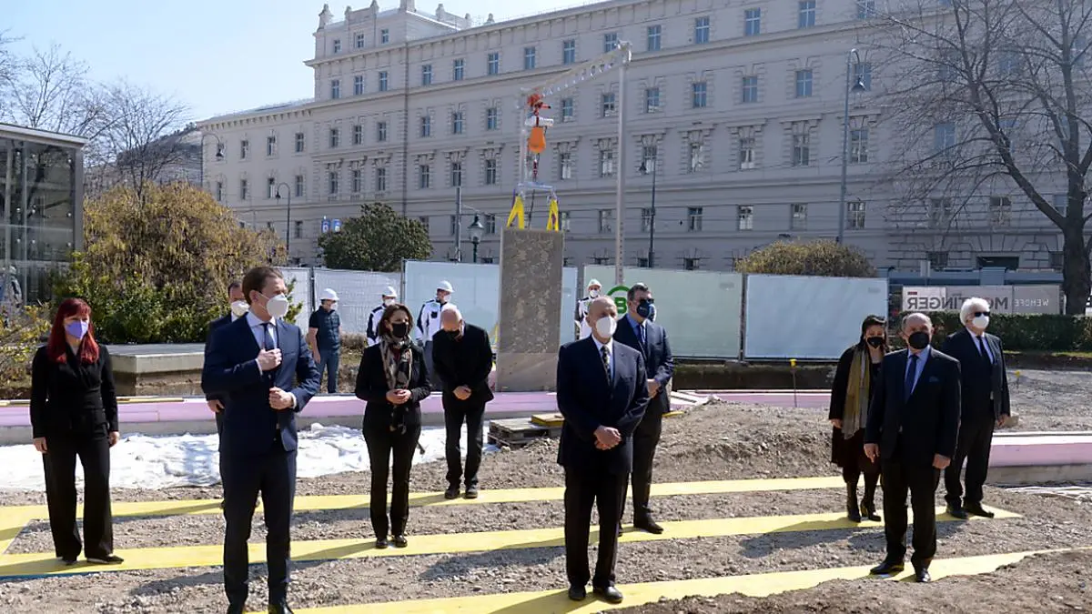 Erster Stein von Shoah-Gedenkmauer in Wien enthüllt