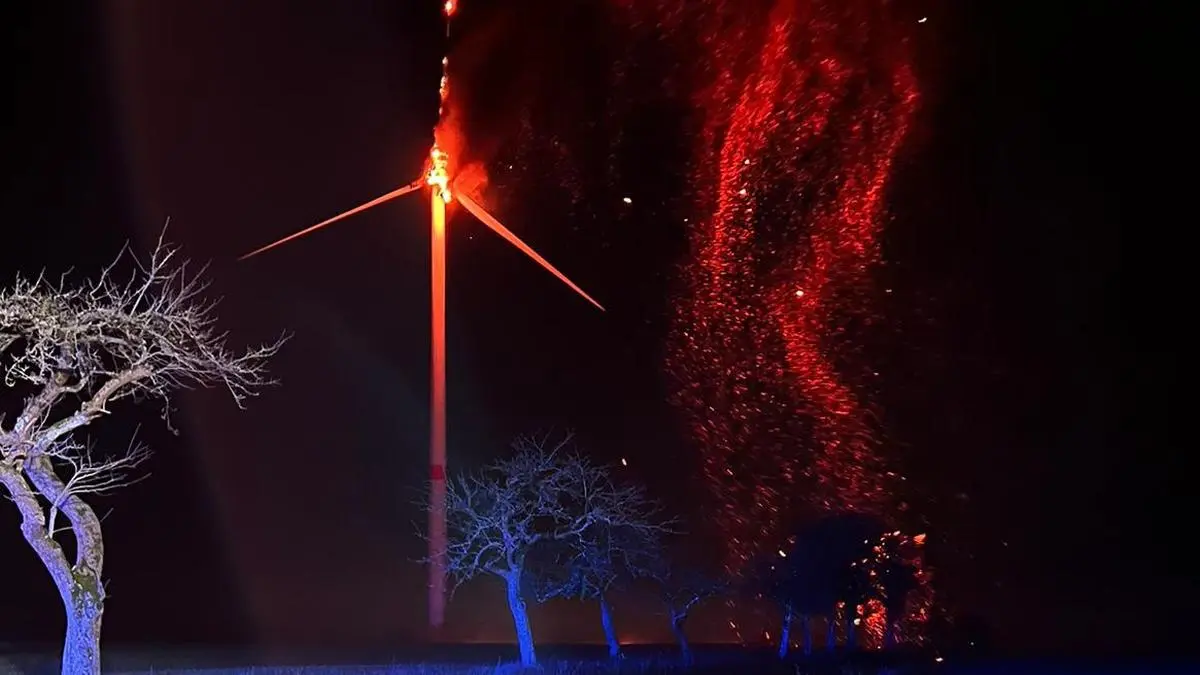 Spektakulärer Brand: Im Saarland stand ein Windkraftwerk in Flammen