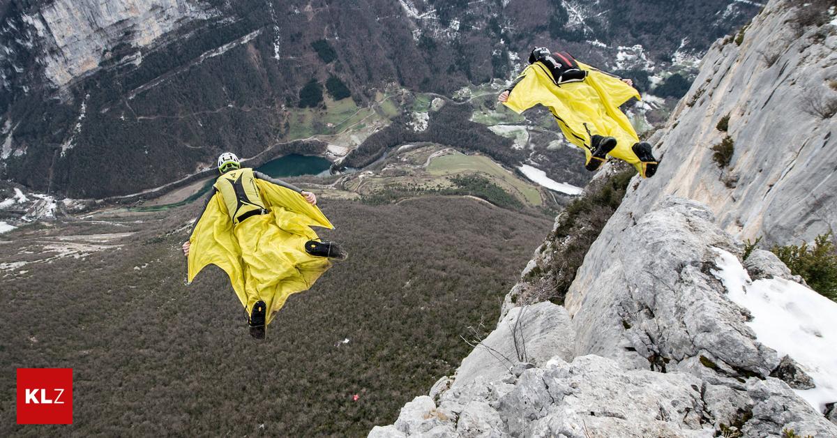 Absprung vom "Skywalk": Basejumper auf Hoher Wand gegen Felsen ...