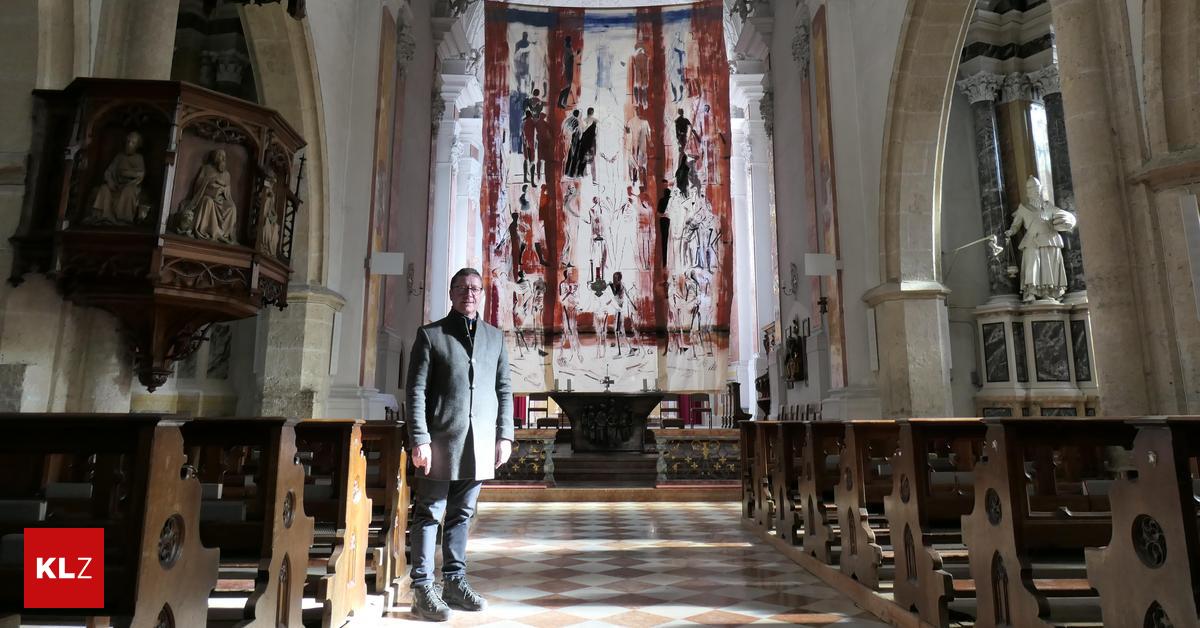 Osttirol: Riesiges Fastentuch verhüllt den Hochaltar in St. Andrä