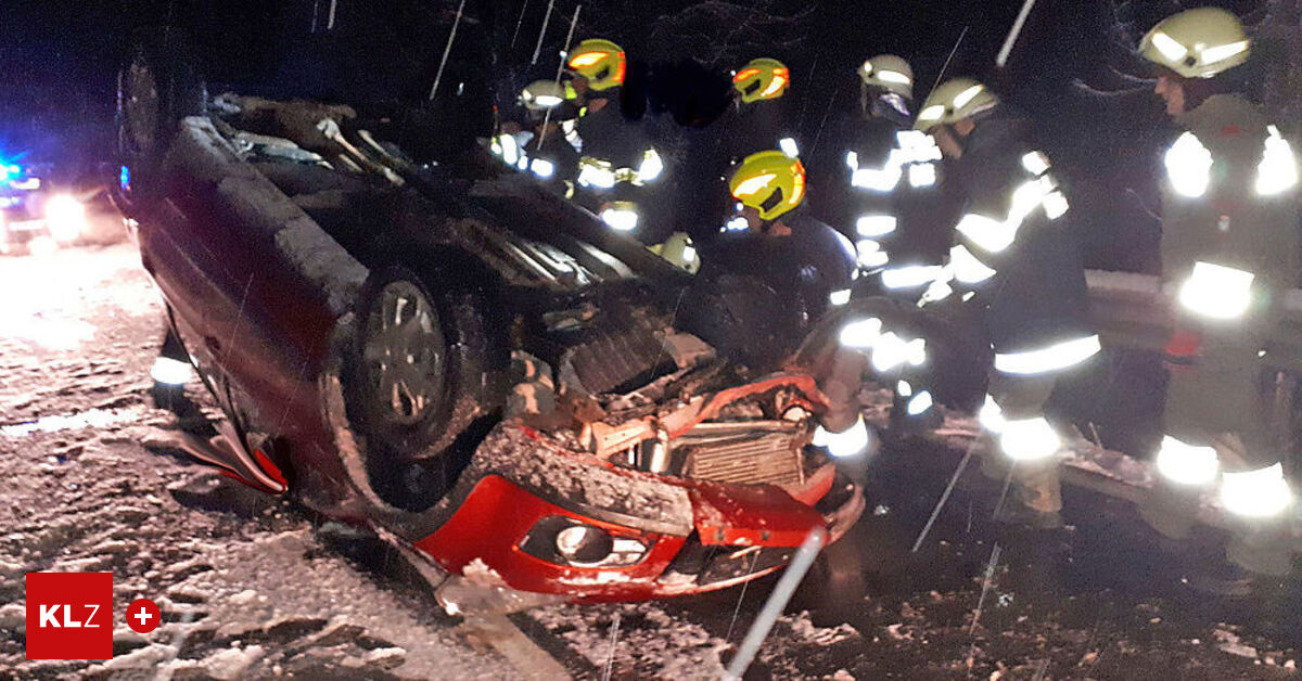 Nach Überschlag: Strallegger Feuerwehrleute drehten Pkw gleich händisch um