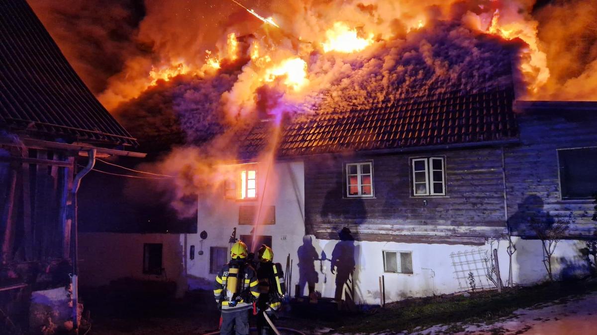 Altes Bauernhaus in Vollbrand: Sohn rettet 92-jährige Mutter