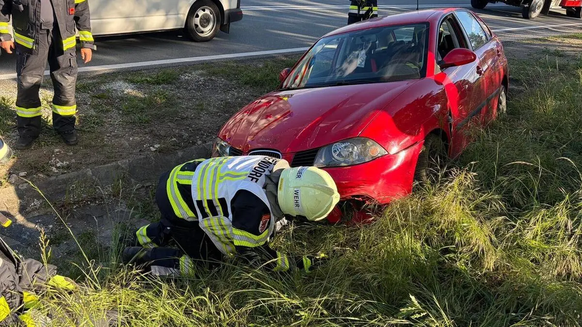 Zwei Kinder verletzt: Autofahrt bei Grafendorf endete im Straßengraben
