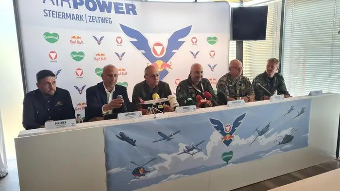 Größte Flugshow Europas: Dreamliner und Batmobil: Was bei der Airpower ...