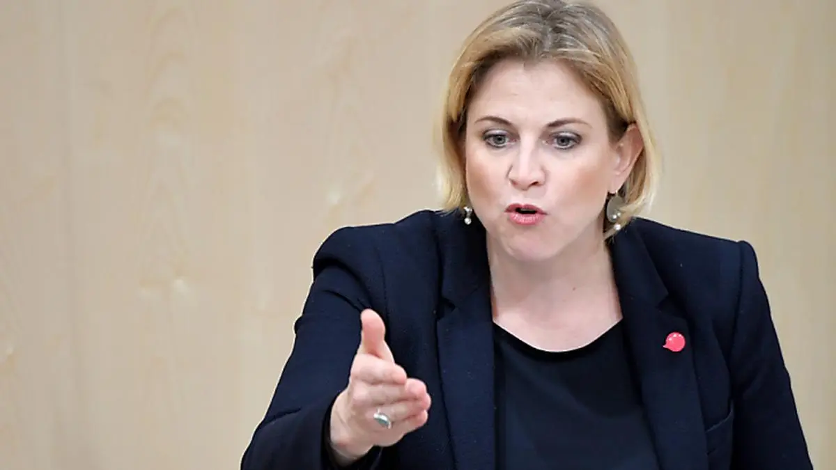 Arbeitszeit: NEOS wollen Rechtssicherheit bei Freiwilligkeit