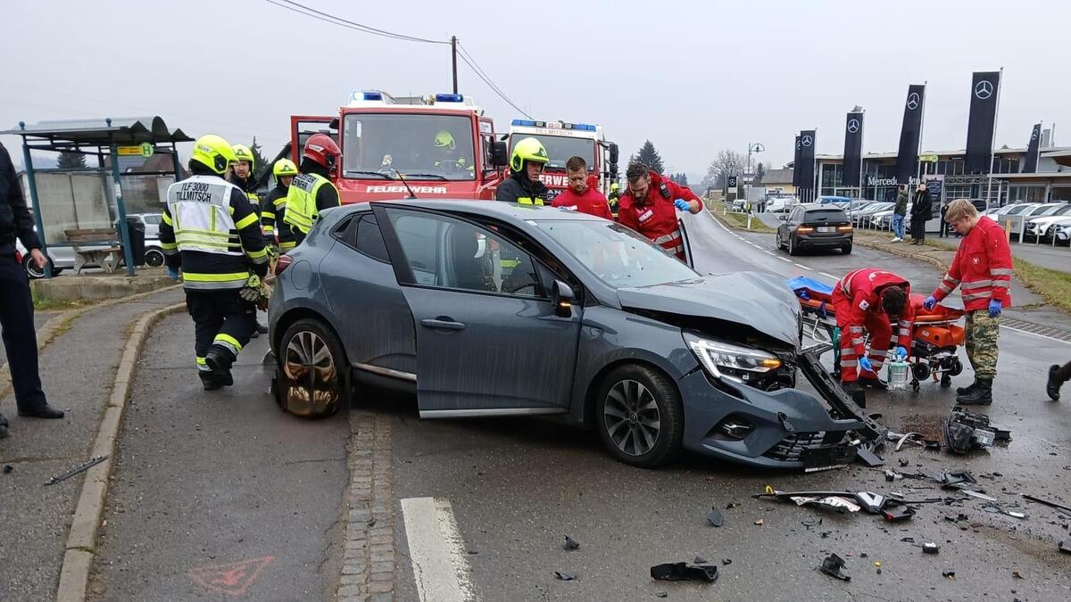 Verkehrsunfall: Zwei Personen bei Pkw-Kollision in Tillmitsch verletzt