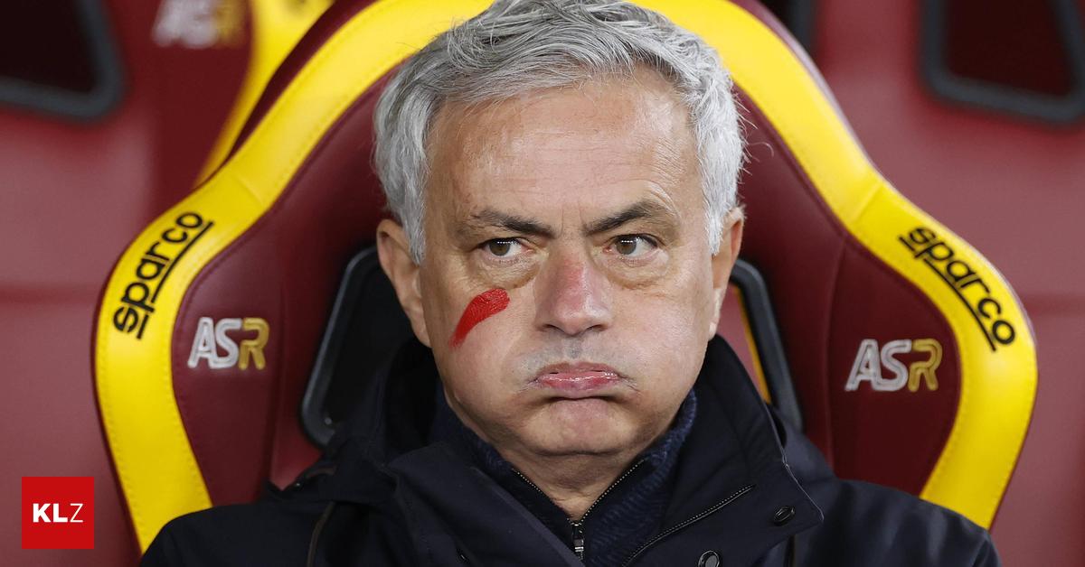 In der Serie A: Ein roter Strich als Zeichen gegen die Gewalt gegen Frauen