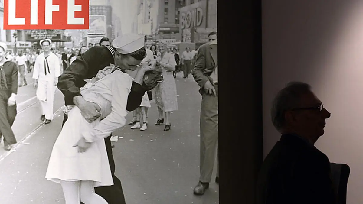 Ein Kuss, der um die Welt ging: Die wahre Story hinter dem berühmten Foto Ein Kuss, der um die Welt ging: Die wahre Story hinter dem berühmten Foto
