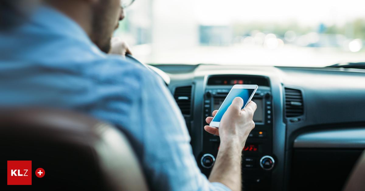 Ein Blick aufs Handy im Straßenverkehr kostet Leben