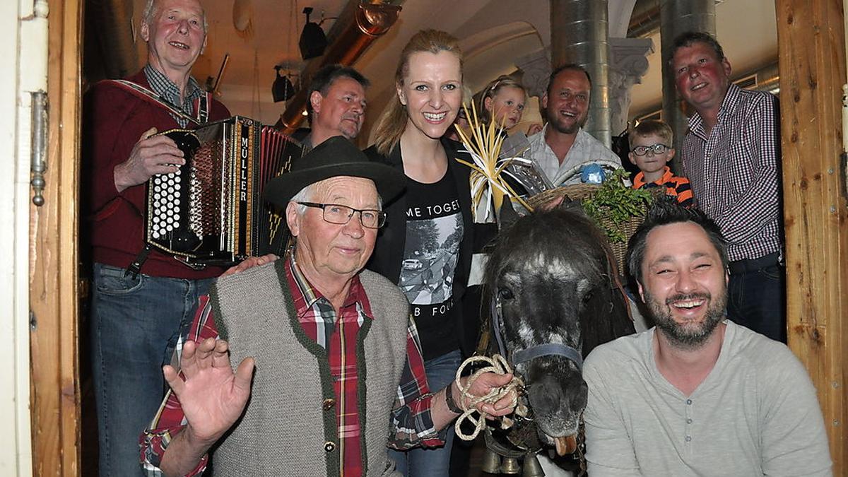Spittal: Ein echtes Pony gratulierte im "Blachn Gaul"