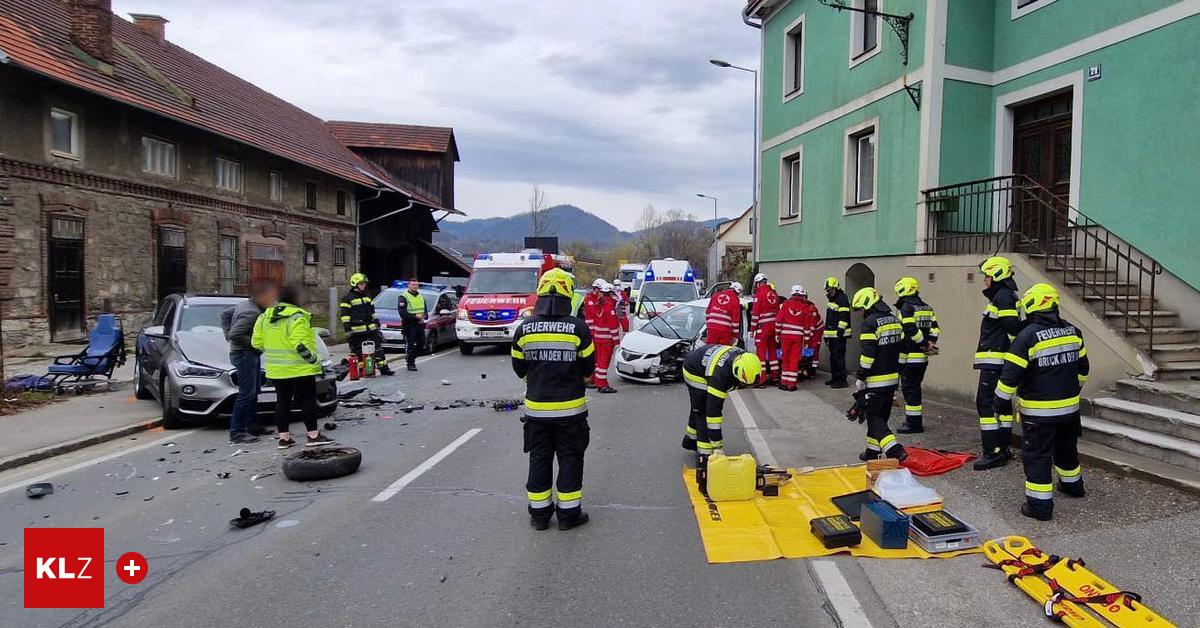 Auf Gegenfahrbahn geraten: 56-Jährige in Auto eingeklemmt, zweiter Lenker (59) verletzt