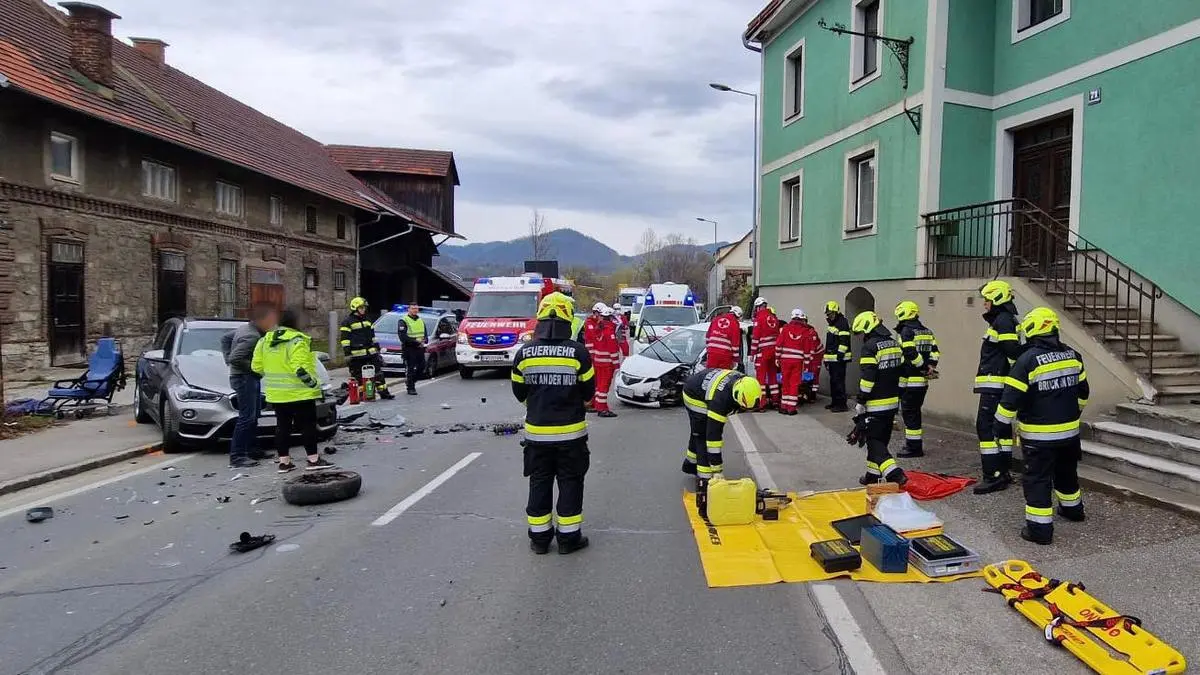 Auf Gegenfahrbahn geraten: 56-Jährige in Auto eingeklemmt, zweiter Lenker (59) verletzt