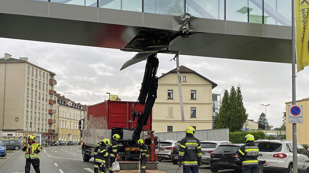 Spektakulärer Unfall: Lkw-Kran krachte in die neue Brücke in Knittelfeld