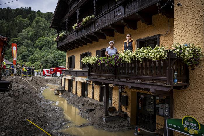Alle helfen zusammen: „Zuerst war lautes Rumpeln zu hören, dann war das ...