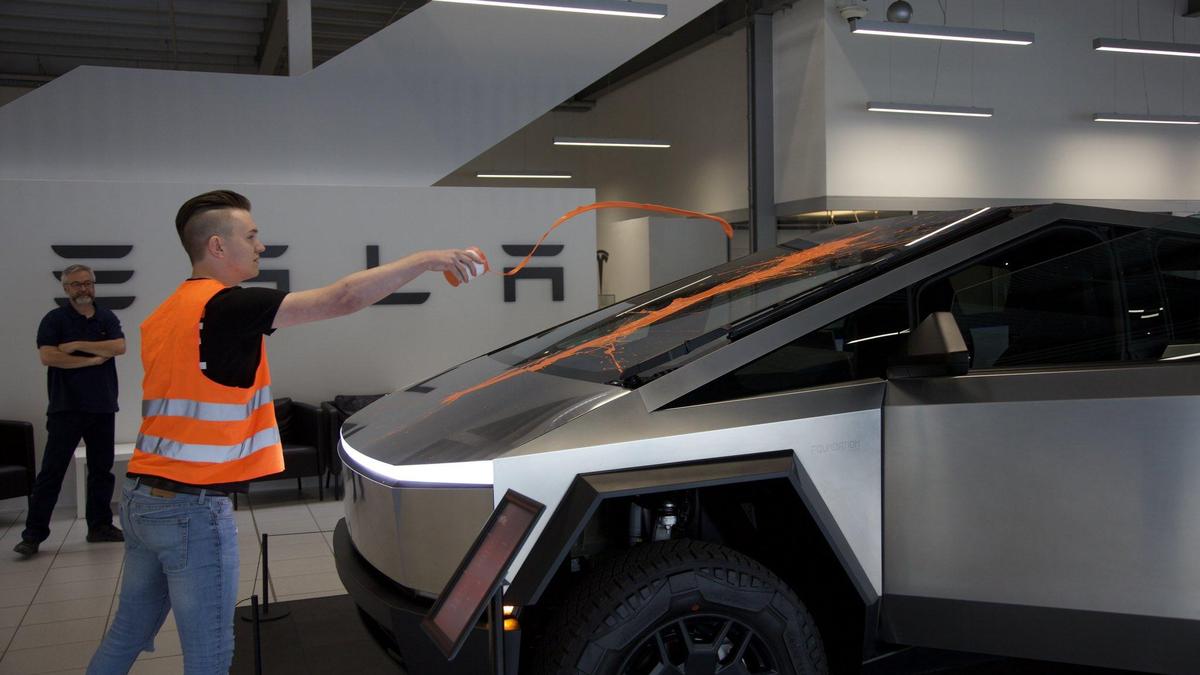 Klimaprotest gegen Tesla: Letzte Generation färbt Cybertruck orange ein