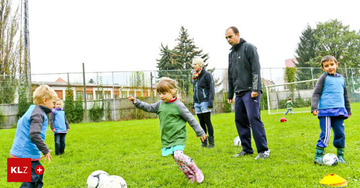 Kinder scheitern beim Purzelbaum
