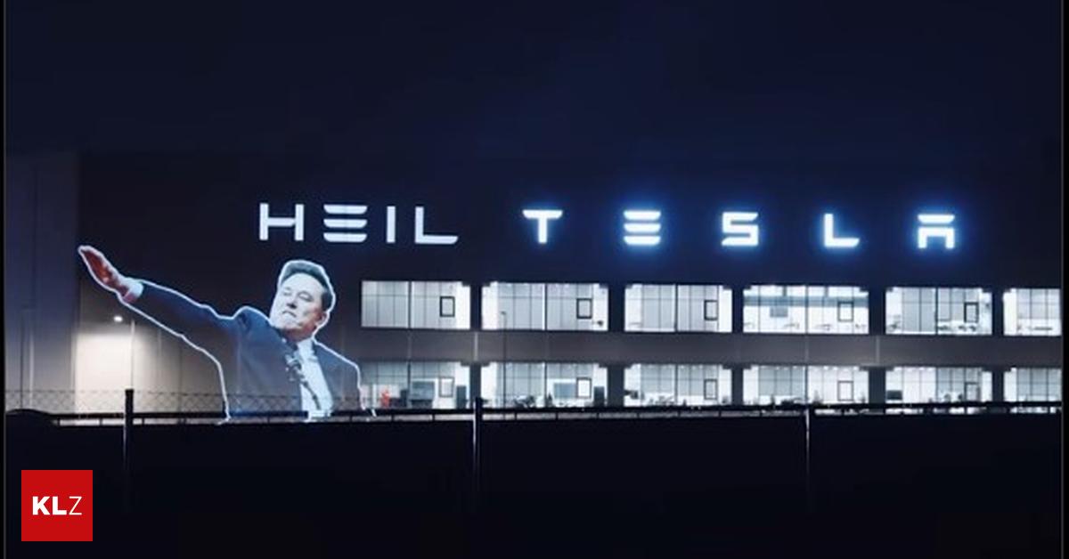 Aktionsgruppen projizieren "Heil Tesla"-Schriftzug auf Musk-Fabrik
