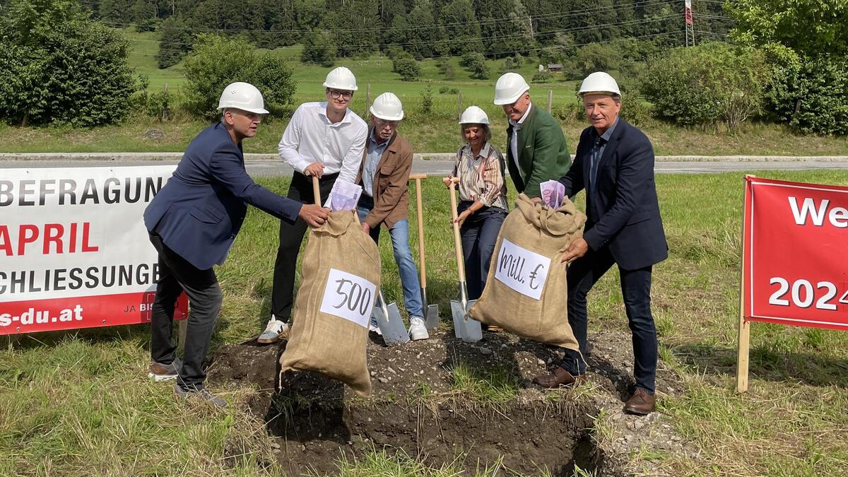 Kritiker schaufeln „Millionengrab“ als Protest gegen Leitspital