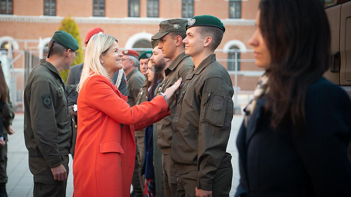 Verliehen von Ministerin: 30 Heeres-Bedienstete erhielten die Verliehen von Ministerin: 30 Heeres-Bedienstete erhielten die