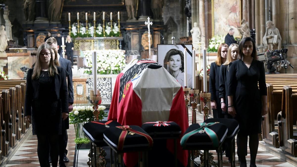 Einfache Sprache: Staatliches Begräbnis für Brigitte Bierlein