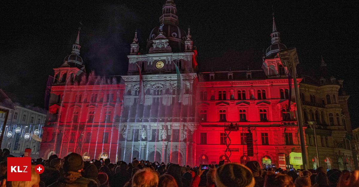 So feierte Graz: Silvester-Show mit Feuer und Wasser am Hauptplatz in Graz