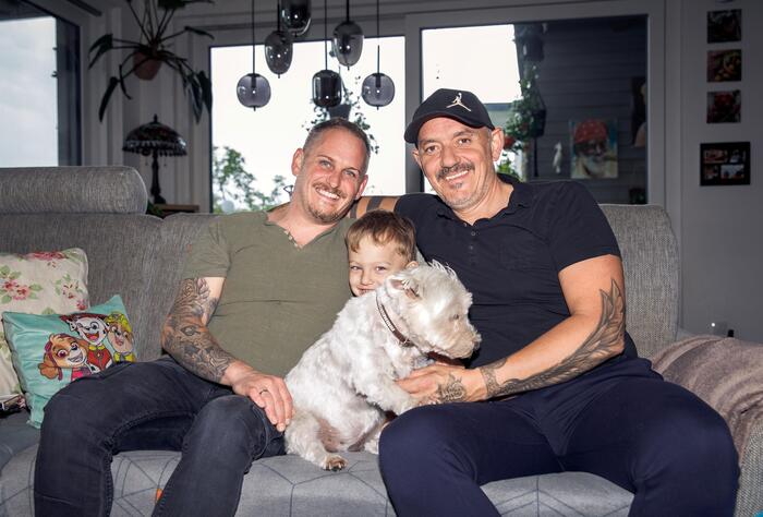 Doppelter Vatertag: Papa und Papala: Zwei Väter und ein glückliches Kind