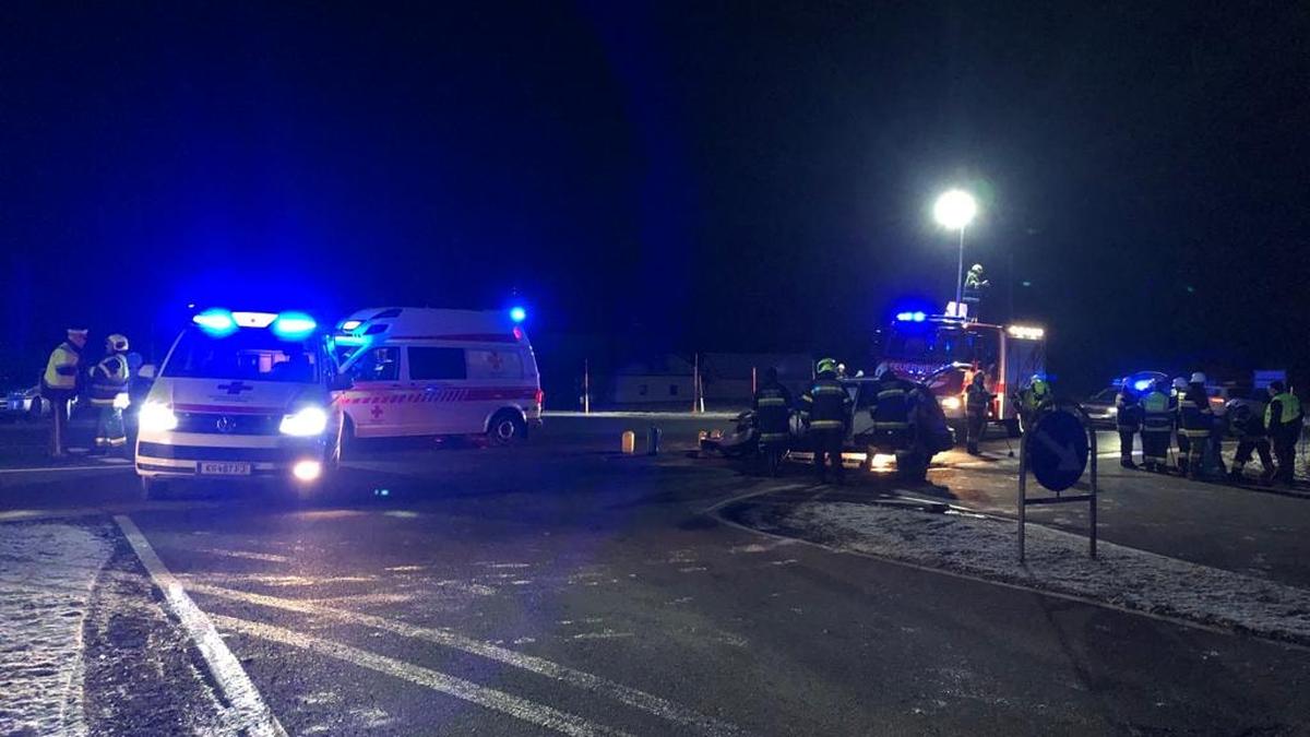 Tankstellen-Ausfahrt: Zwei Personen bei Pkw-Unfall schwer verletzt