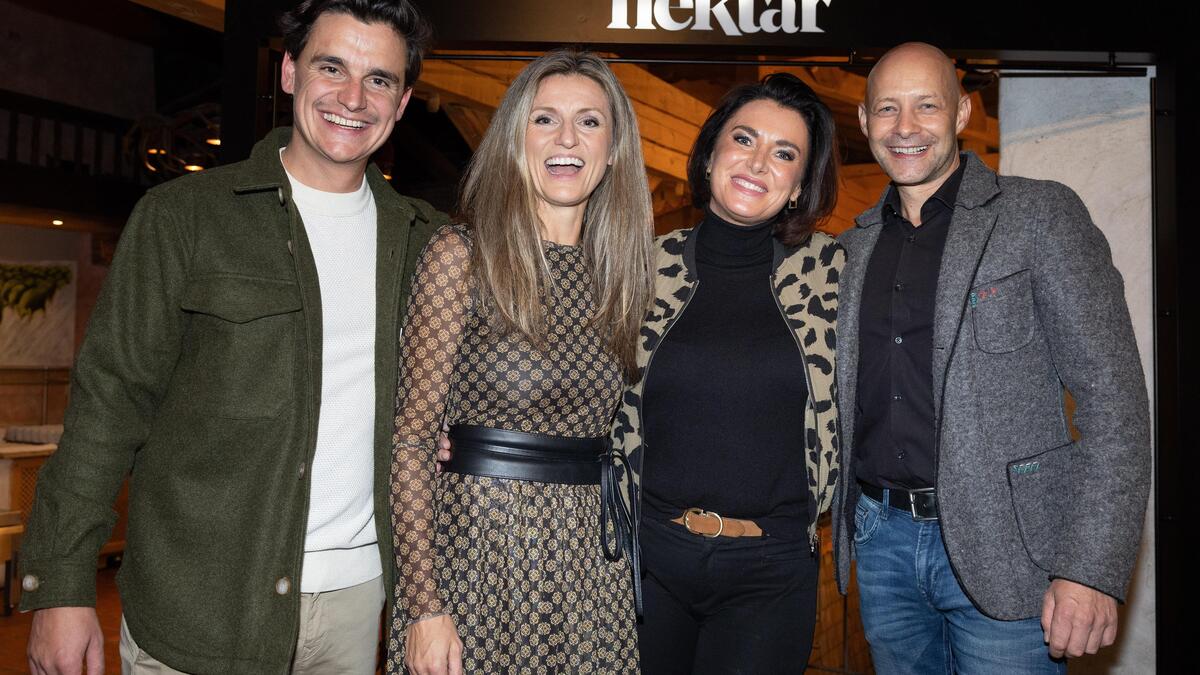 „Burning Hen“-Festival: Liebe vergeht, Hektar besteht: Prominenz beim ...