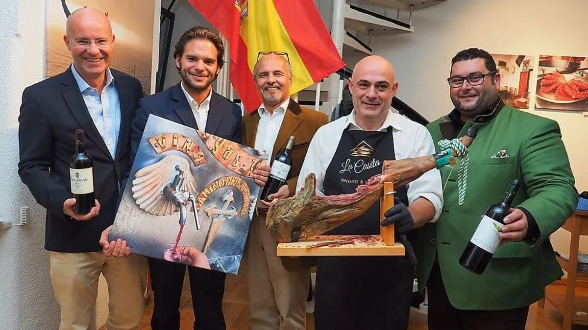 Benefiz-Ausstellung: Fotos vom Jakobsweg im Trachtenmodehaus