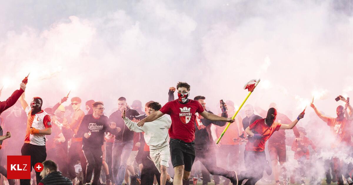 Slavia-Fans verhinderten mit Platzsturm Meisterfeier des eigenen Teams