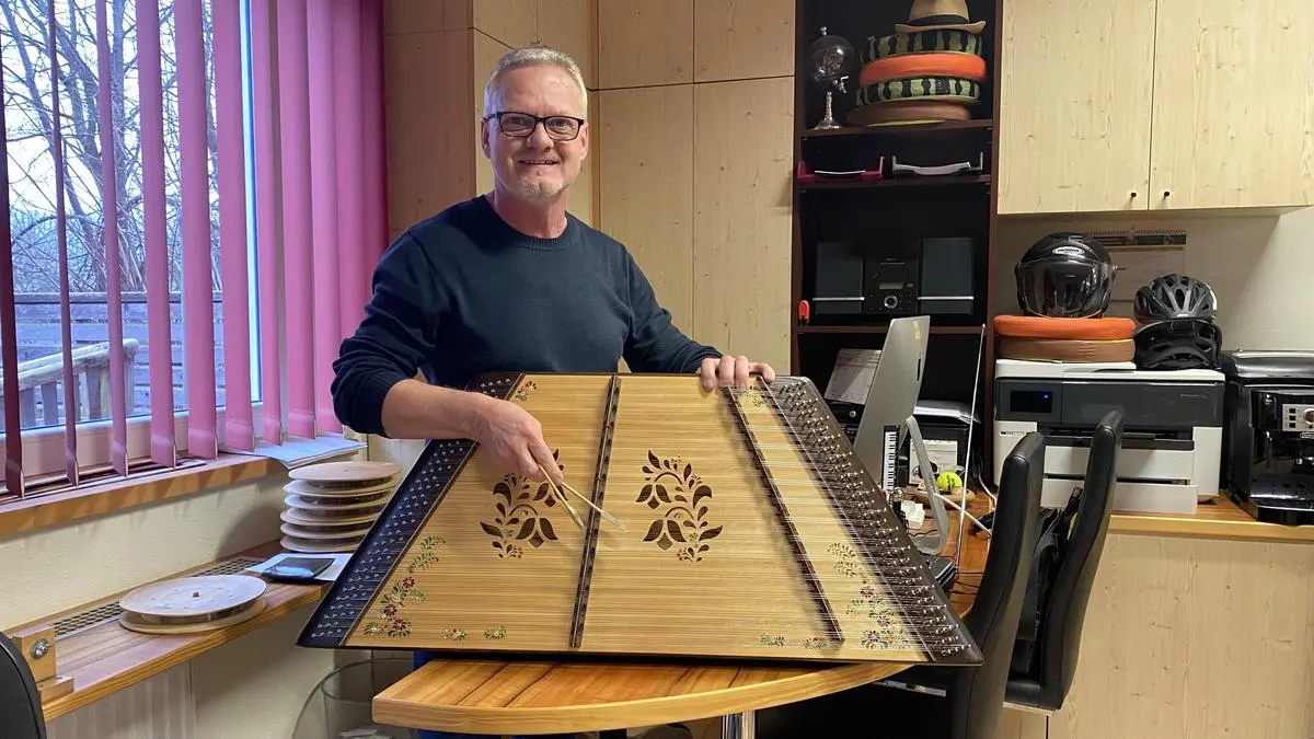 Selbst erlernt: Seit 20 Jahren baut dieser Mann Hackbretter