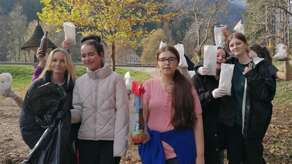 "Plogging/Pliking": Lienzer Schülerinnen setzen auf neuen Müllsammel-Trend