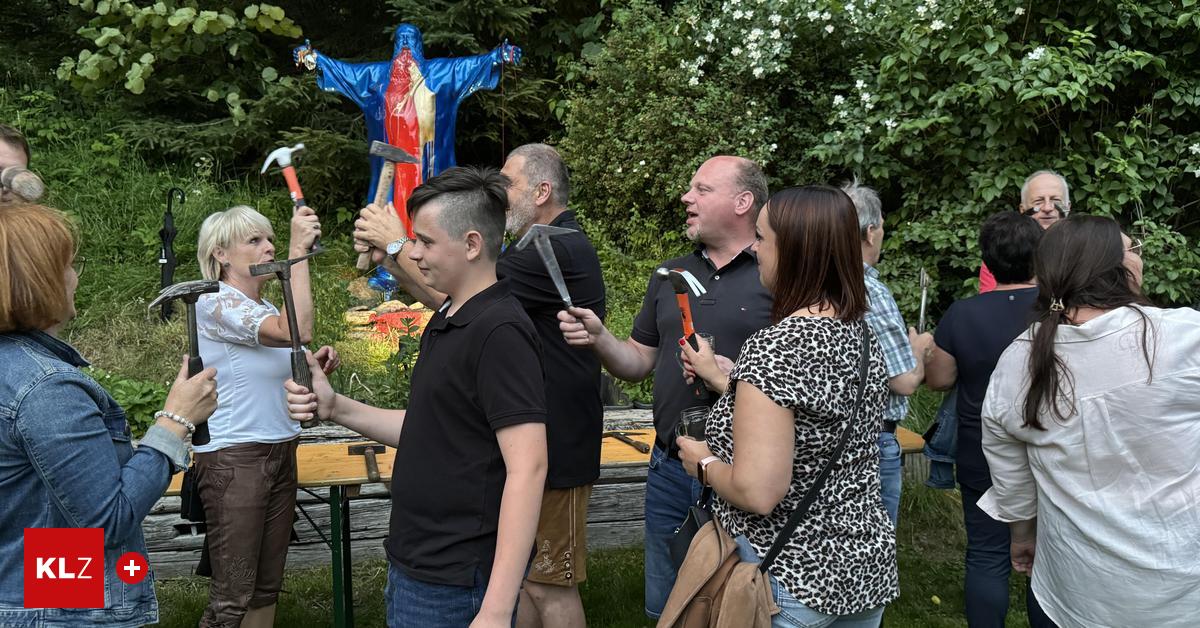 Kunstaktion: Gustav Troger griff zu Ehren von Hermann Nitsch zum Hammer