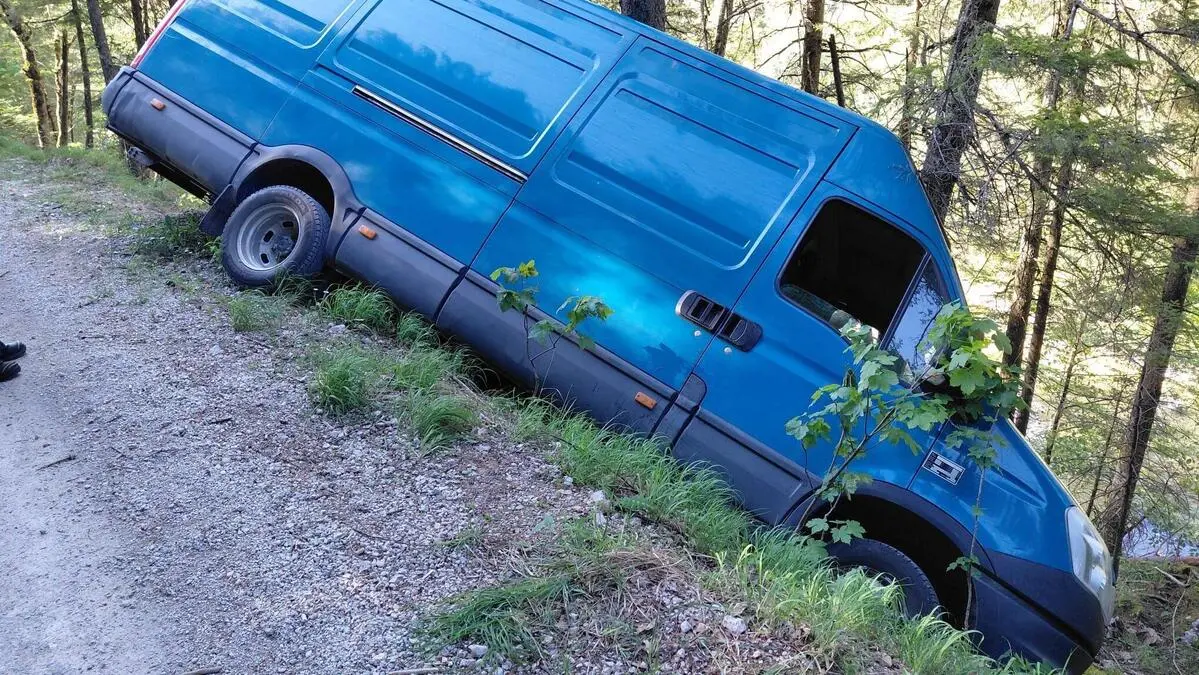 Kleintransporter kam von Forststraße ab, Lenker beim Aussteigen verletzt