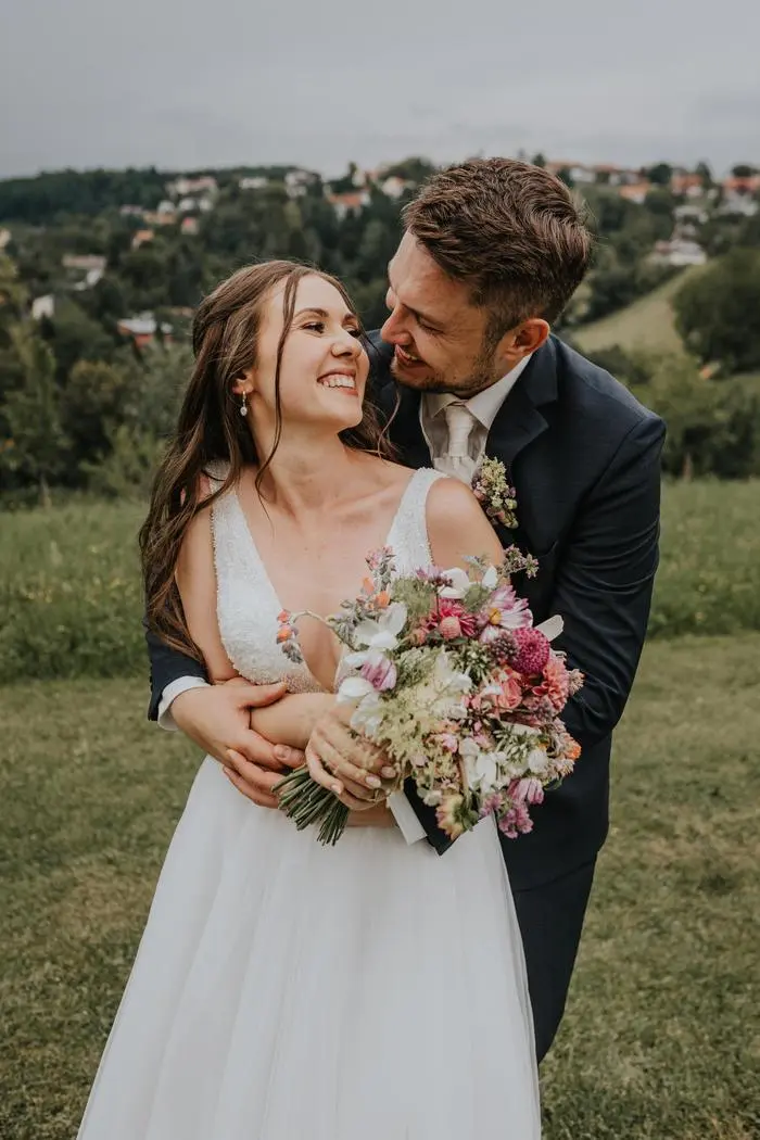 Zwischen Schulbüchern und Feuerwerk verliebt, jetzt Hochzeit gefeiert