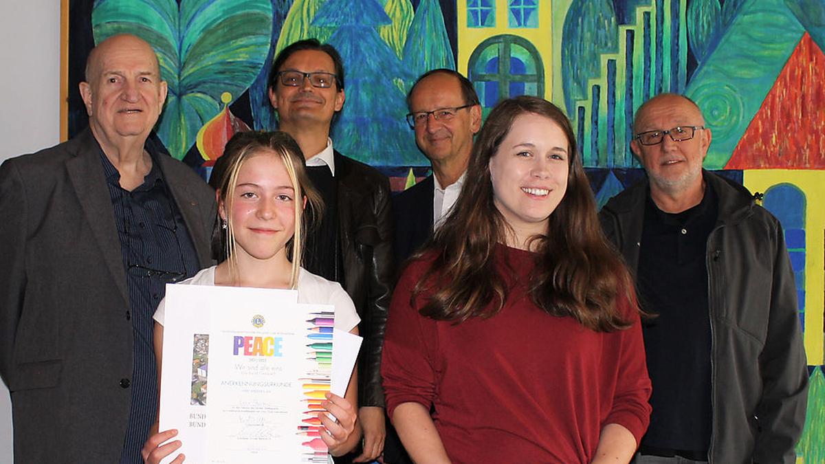 Lienz: Zwei Schülerinnen siegten mit Friedensplakat