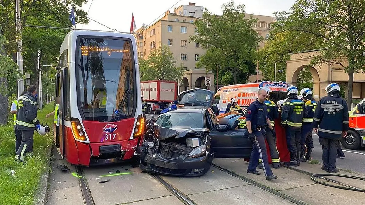 Autolenker unter Drogen: Zehn Verletzte bei Unfall mit Straßenbahn in Wien