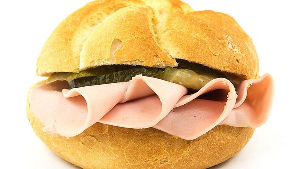 Einfache Sprache: Die Wurstsemmel ist das beliebteste Mittag-Essen der ...