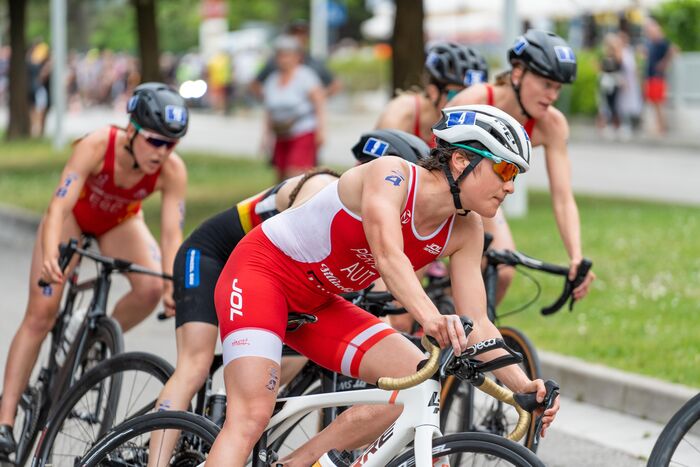 Alpen-Adria-Sportbad: Stadtwerke-Familie begrüßt Weltklasse-Triathletin
