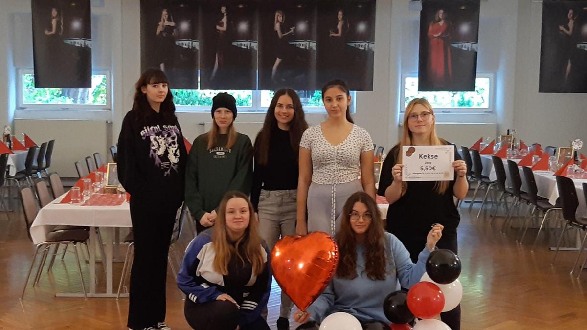 HLW Mureck: Neun Maturantinnen feiern den „Jackpot“ Matura