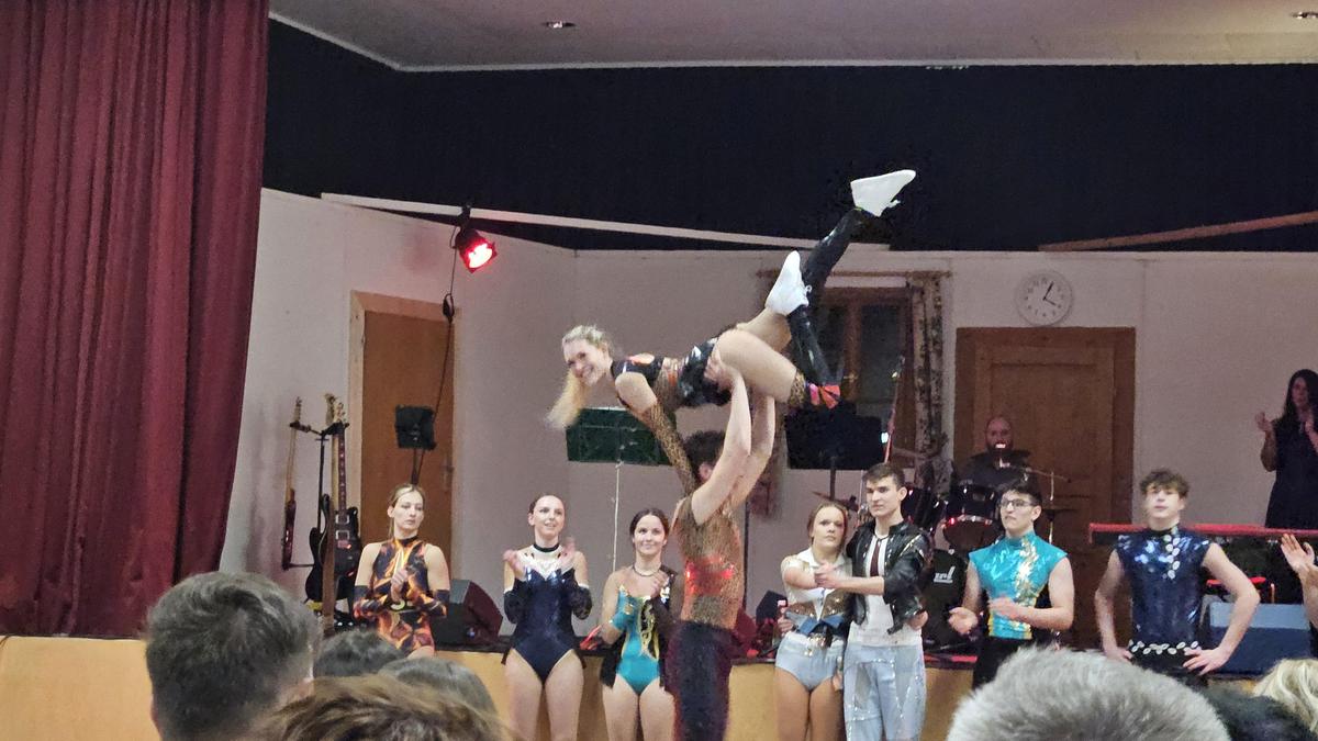 Lange Nacht am Ball: Imposante Hebefiguren und Würfe: Das war der ...