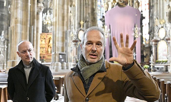 Von Erwin Wurm: Ein Pullover als Fastentuch für den Stephansdom