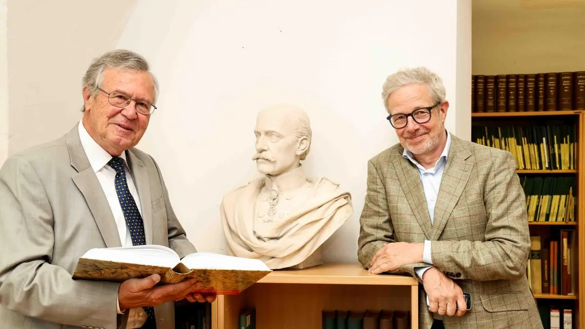 „Gewichtige“ Buchbände: Er zeichnet für sechs Kilo Wissen über Graz ...